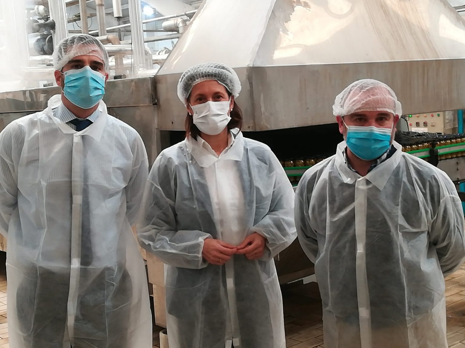 Isabel Solís y Alberto Sanromán visitan la fábrica de Arasol en Arahal ...